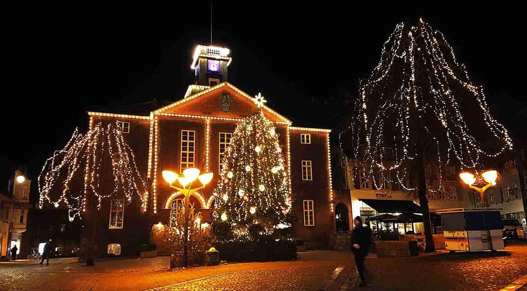 Christmas Around the World for Kids: 24 Fascinating Festive Traditions ...