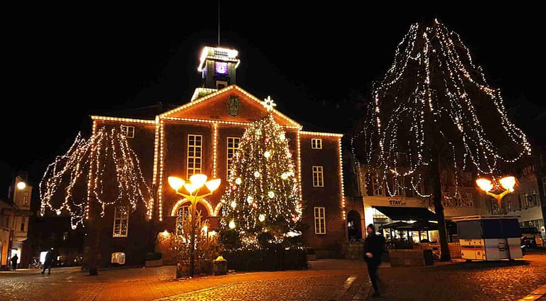Christmas Around the World for Kids: 24 Fascinating Festive Traditions ...
