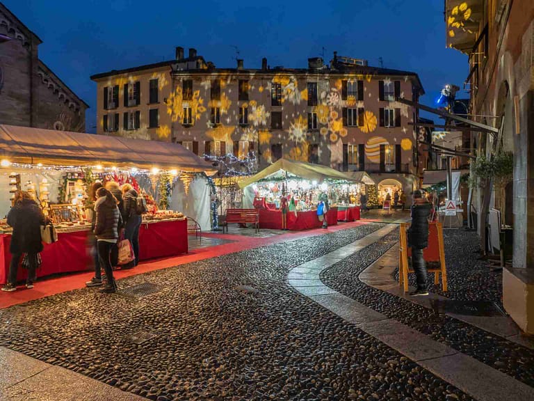 Christmas Around the World for Kids: 24 Fascinating Festive Traditions ...